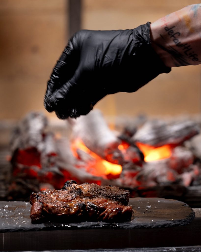 Earle Swensen’s fires up appetites with charcoal-grilled specialties ...